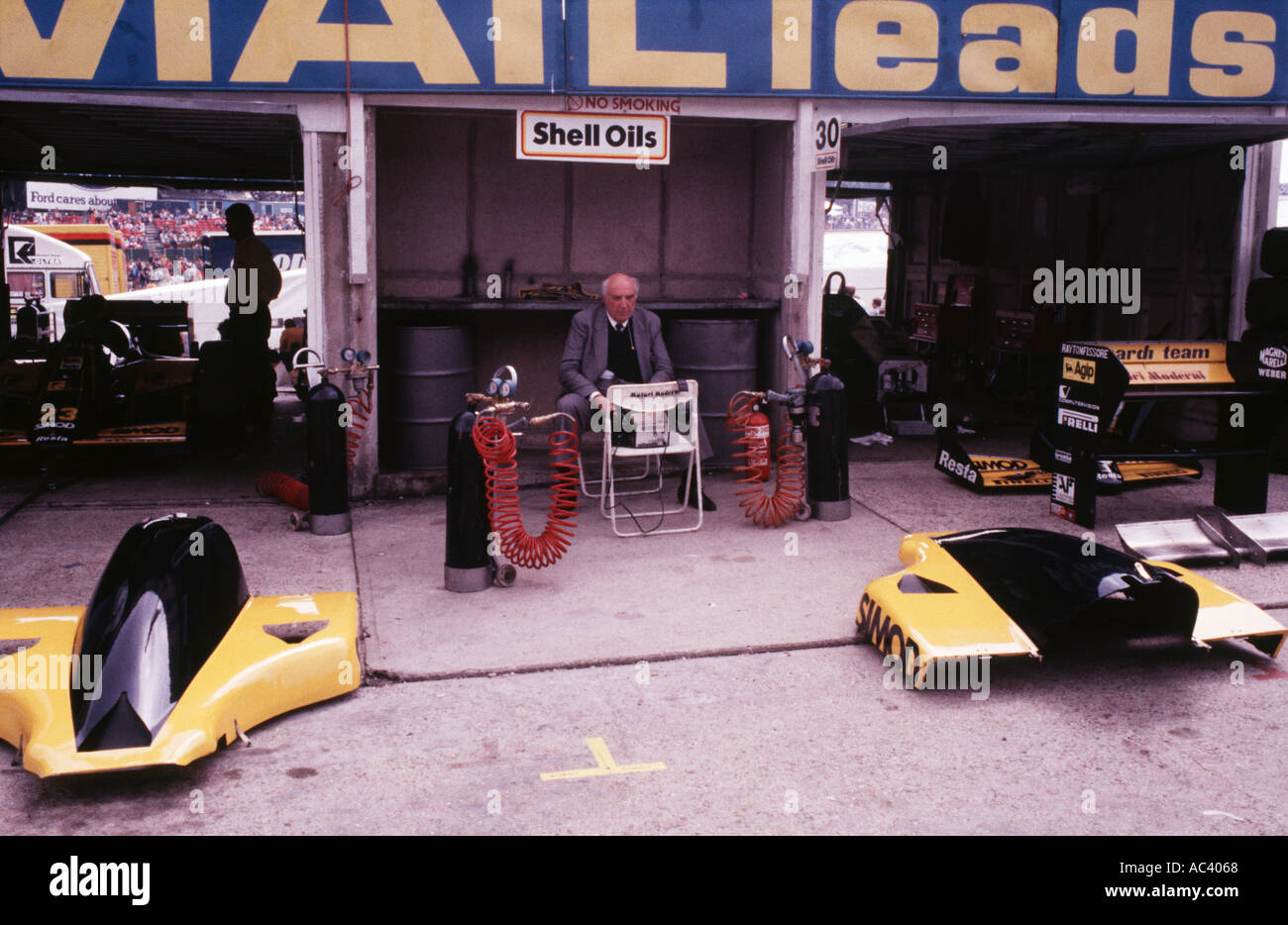 Carlo Chiti seen in the Minardi pit at Brands Hatch in 1985 Stock Photo ...