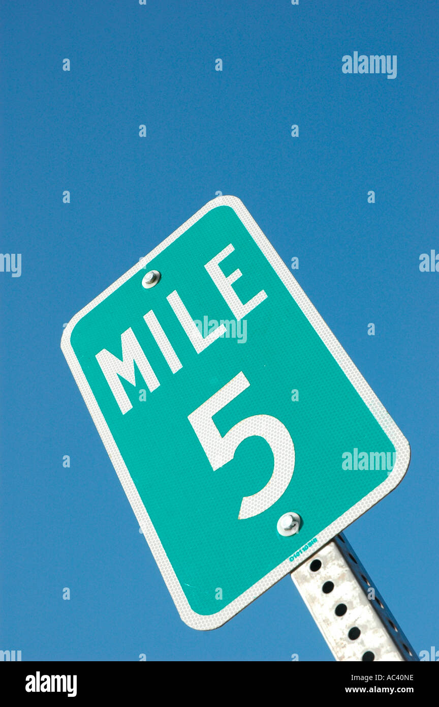 5 mile distance marker sign on freeway highway Stock Photo - Alamy
