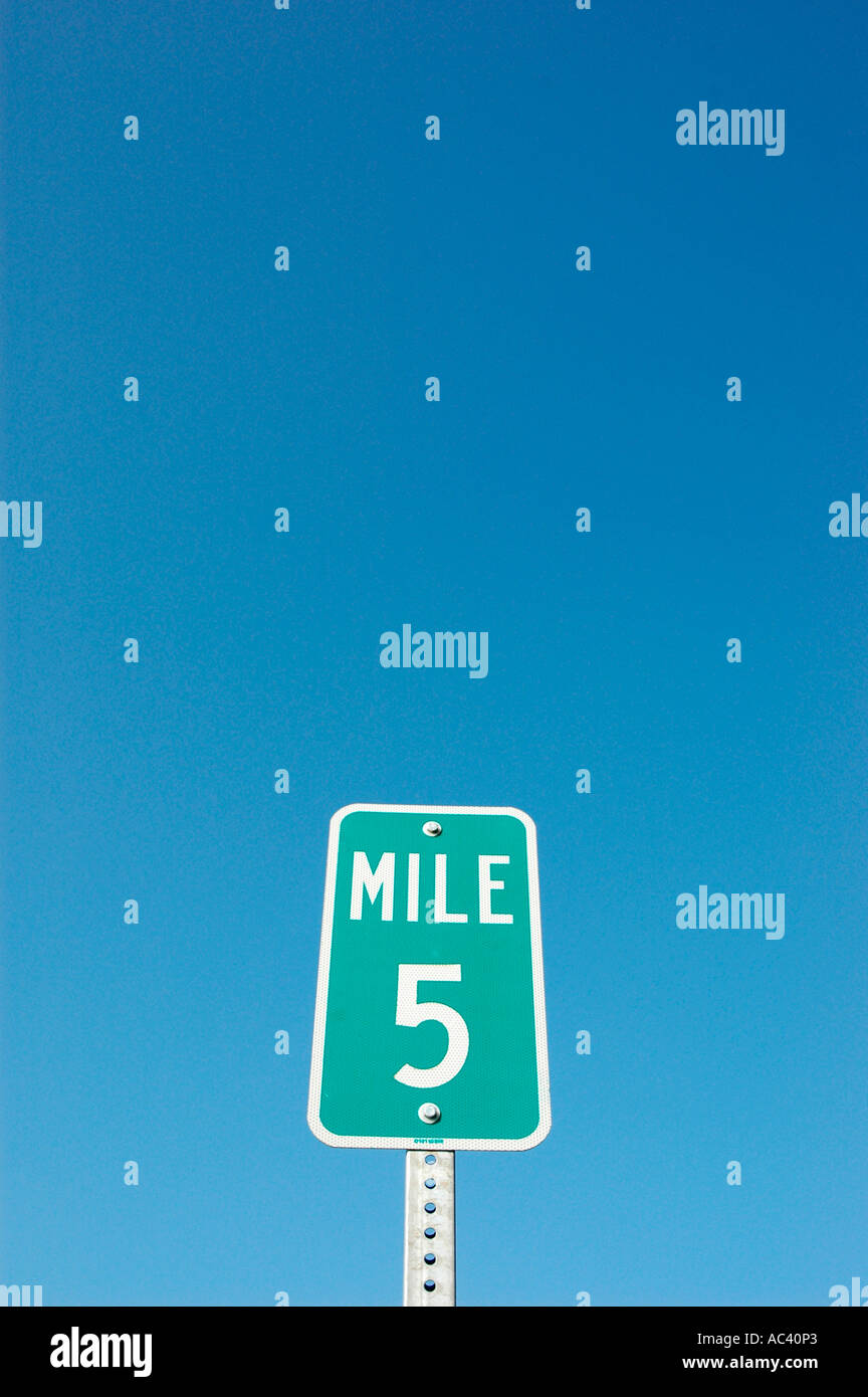 5 mile distance marker sign on freeway highway Stock Photo - Alamy