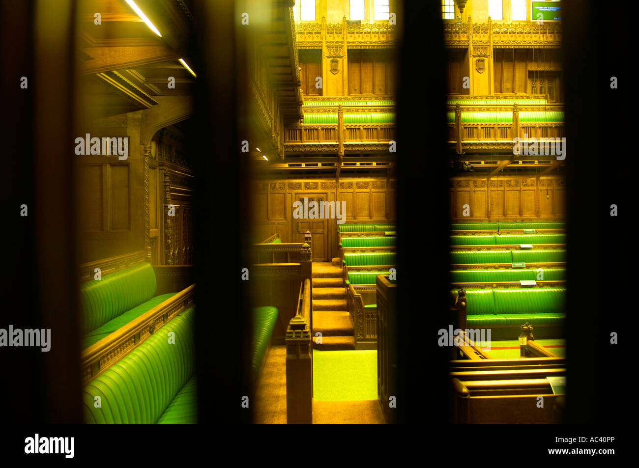 green benches leather the palace of westminster house of commons london ...