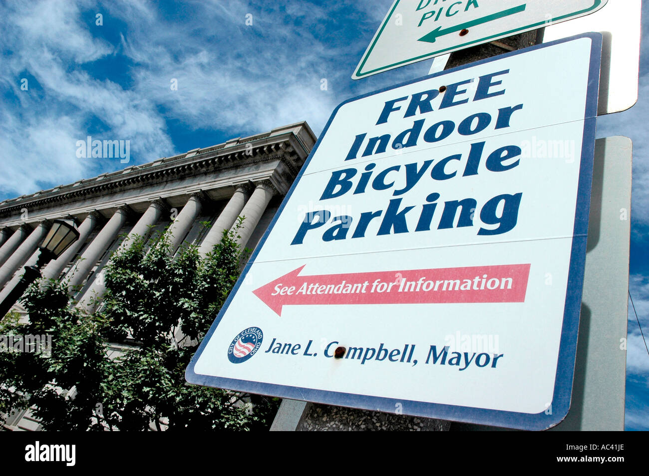 Downtown cleveland ohio building entrance hi-res stock photography and ...