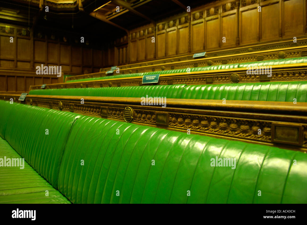 House of commons benches hi-res stock photography and images - Alamy