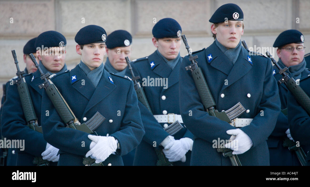Palace guards hi-res stock photography and images - Alamy