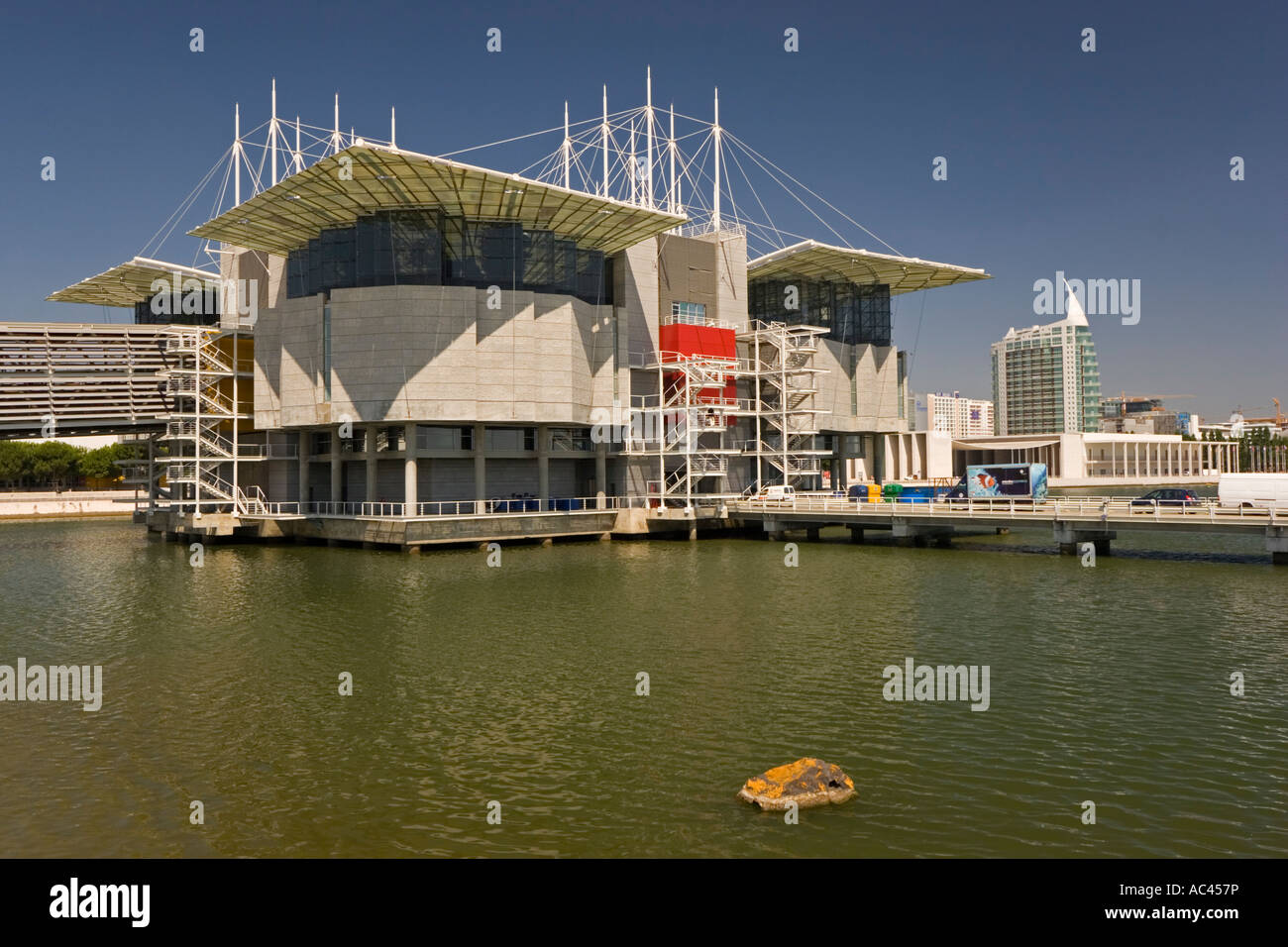 The Lisbon's oceanarium (Portugal). L'océanarium de Lisbonne (Oceanário ...