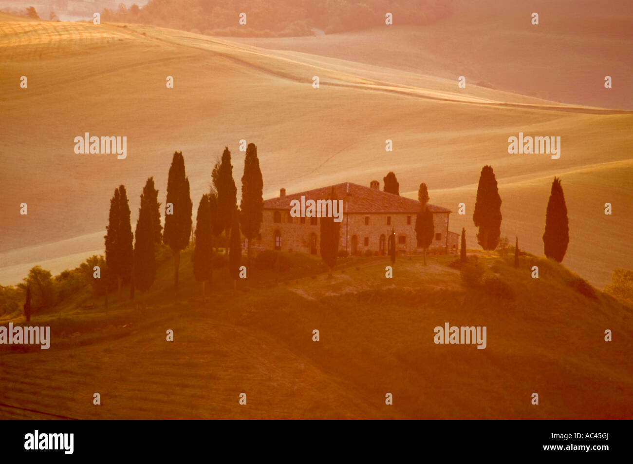 Early morning light on an Italian villa in the Tuscany region of Italy ...