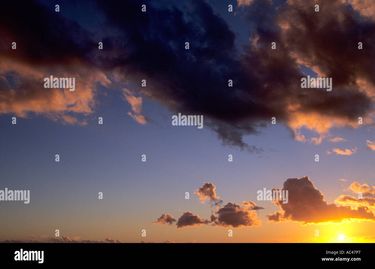 Scenic sunset behind clouds hi-res stock photography and images - Alamy
