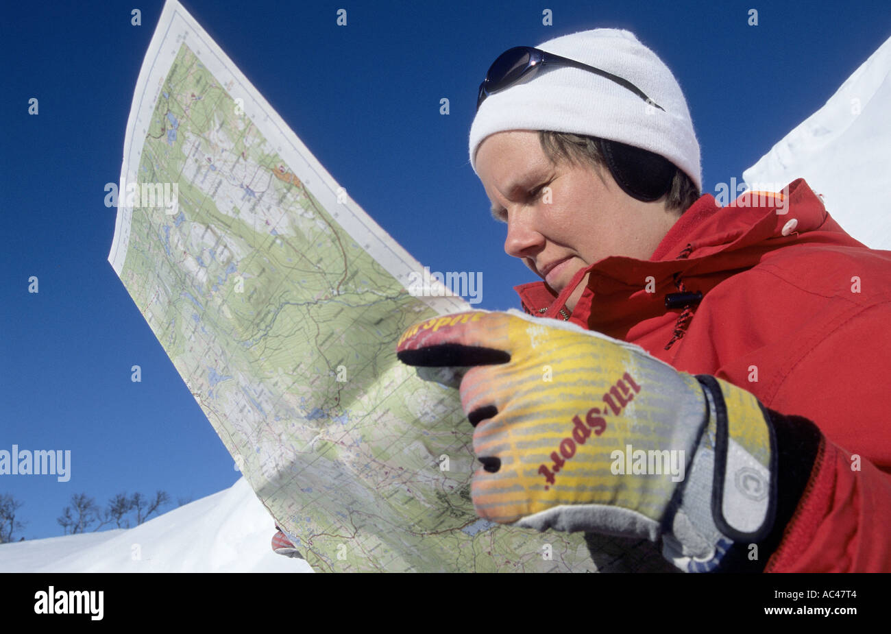 Woman reading map Stock Photo - Alamy