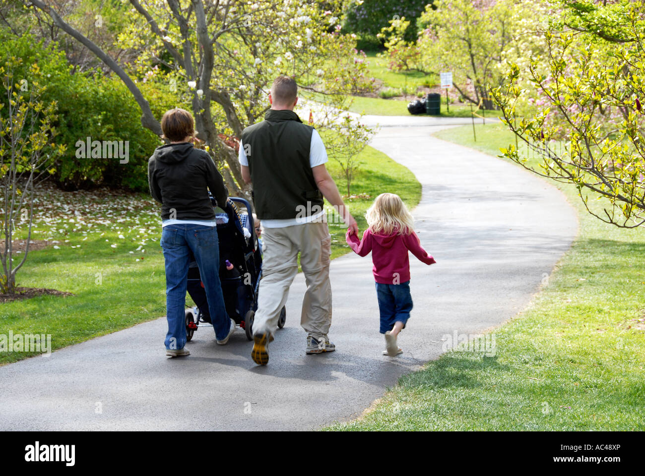 Family outing in park hi-res stock photography and images - Alamy