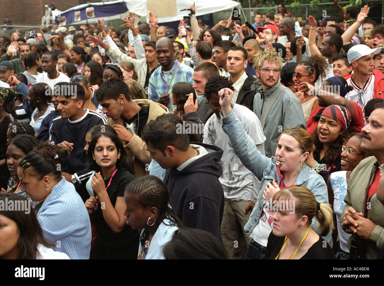 Large crowd listening to street band in a side street at Notting Hill ...
