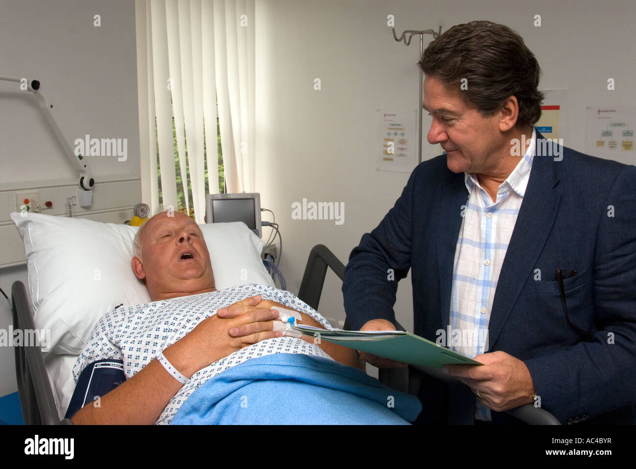 Hospital patient bed doctor uk hi-res stock photography and images - Alamy