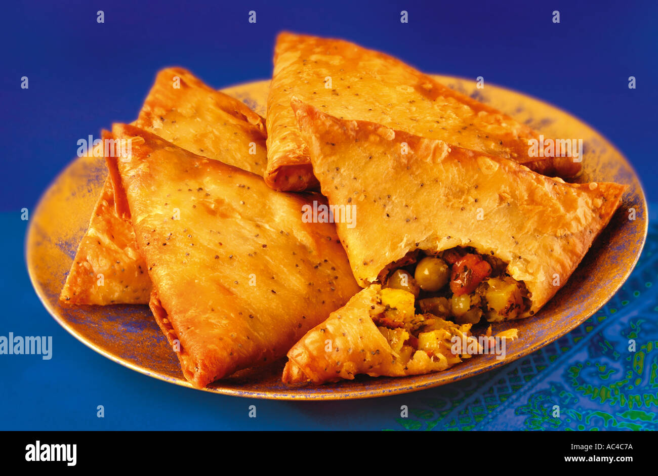 Vegetable samosas hi-res stock photography and images - Alamy