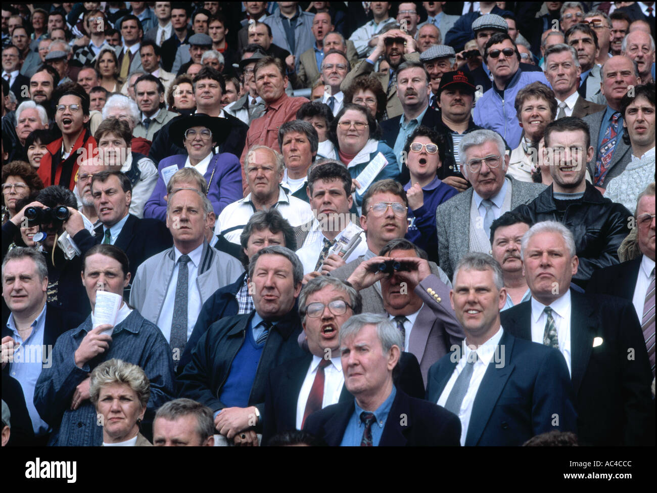 Horse racing crowd hi-res stock photography and images - Alamy