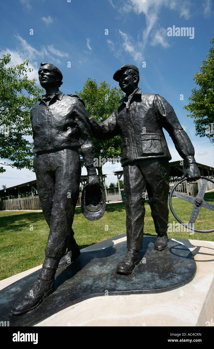 2005 memorial statue mike hawthorne hi-res stock photography and images ...