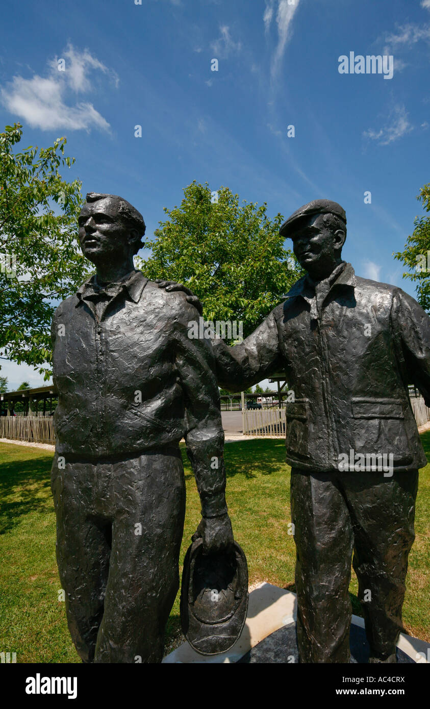 2005 memorial statue mike hawthorne hi-res stock photography and images ...