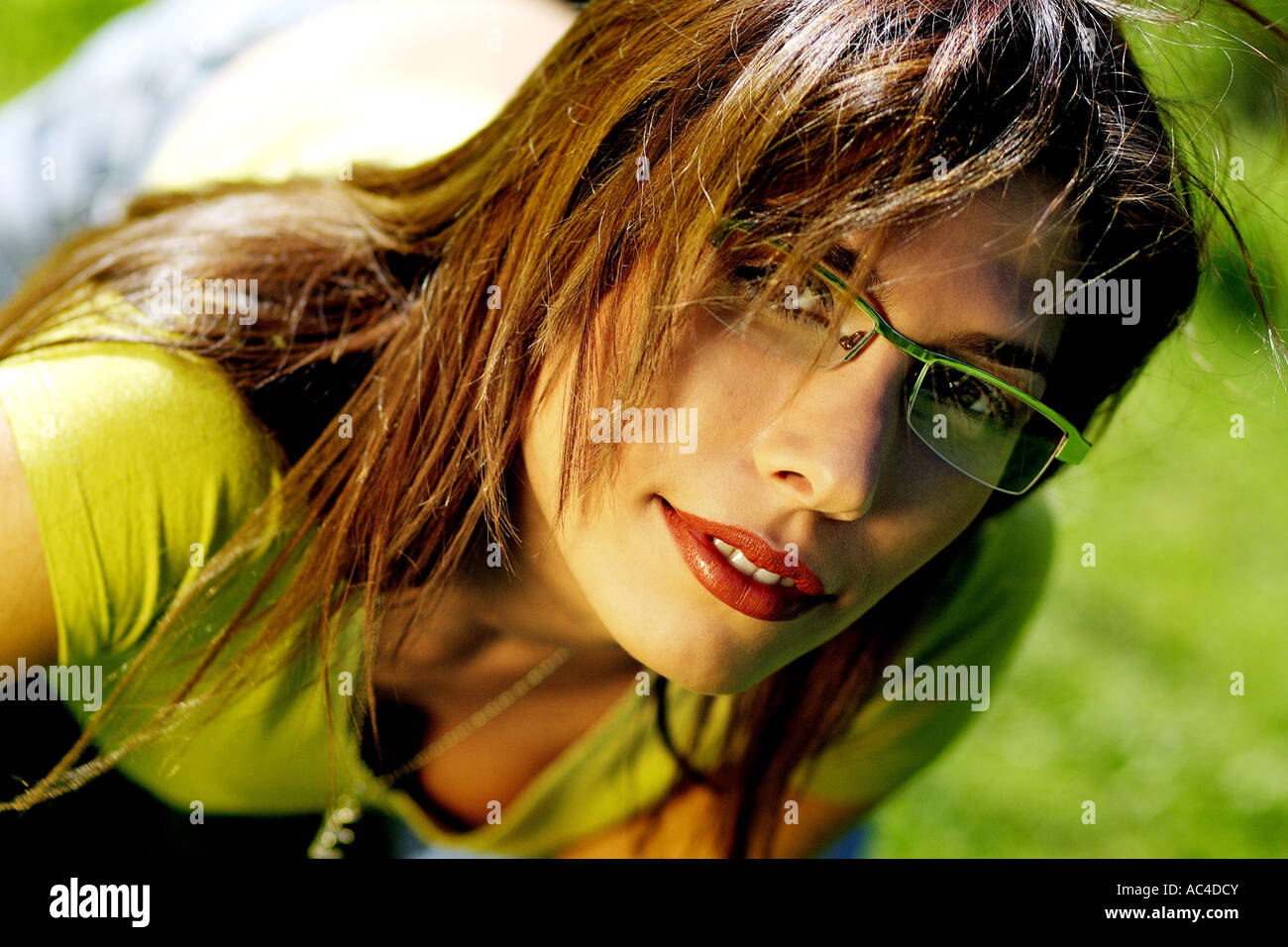 Junge Frau mit Brille auf der Wiese young woman bespectacled in a ...