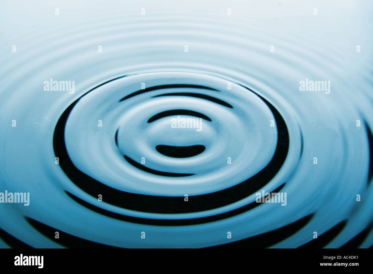 Rebound water drop hi-res stock photography and images - Alamy