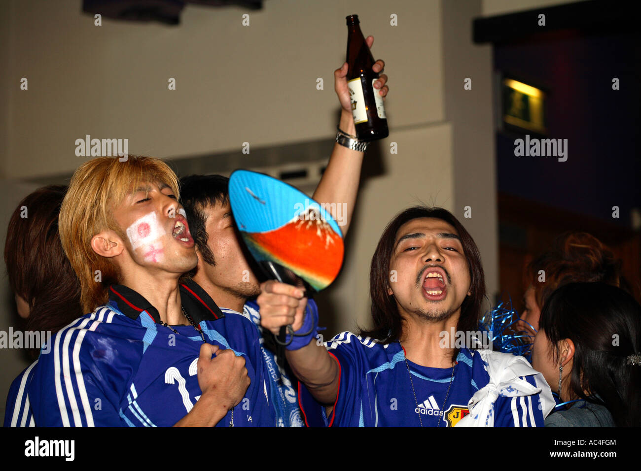 Audience clapping bar hi-res stock photography and images - Alamy