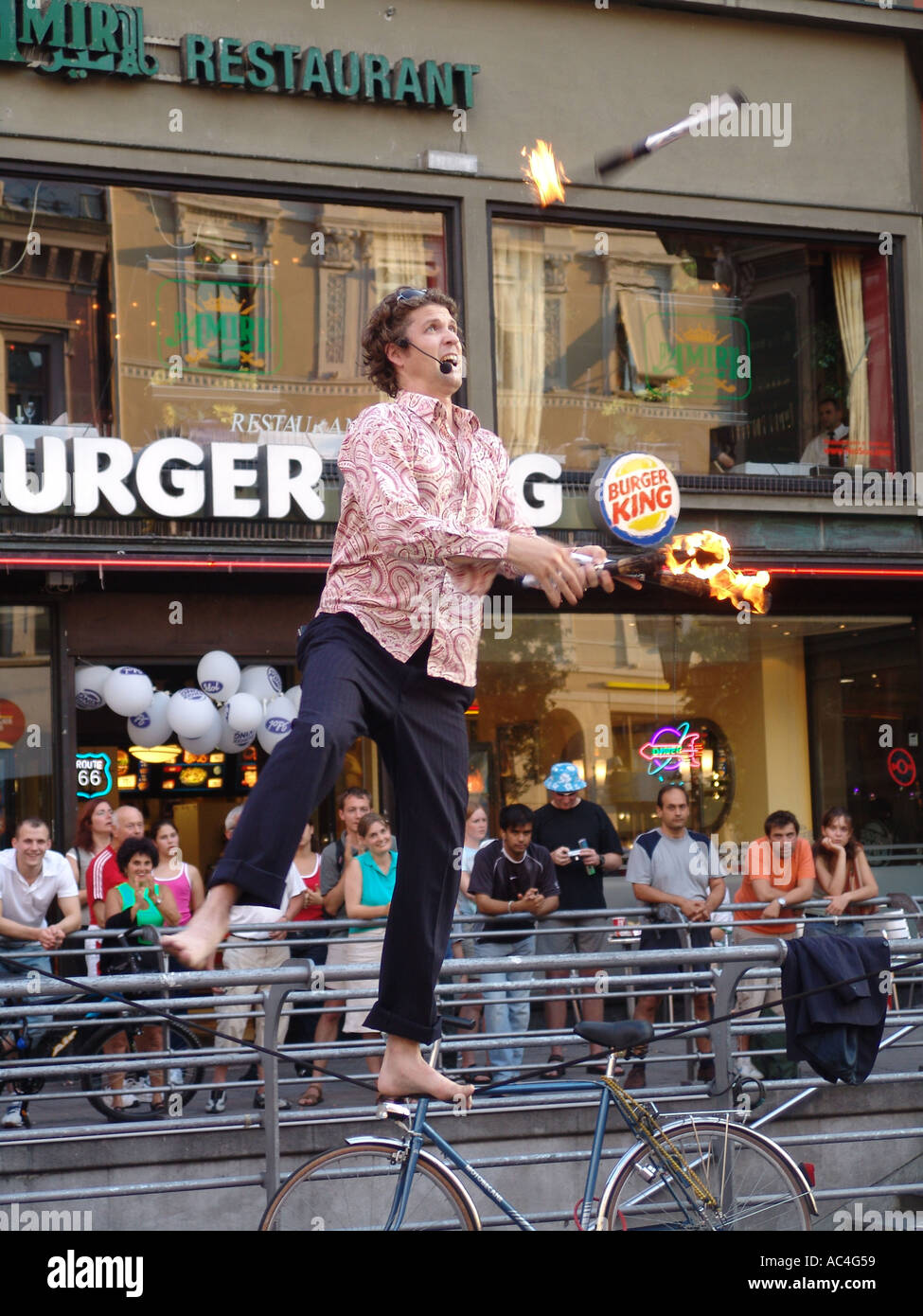 Street jugling hi-res stock photography and images - Alamy