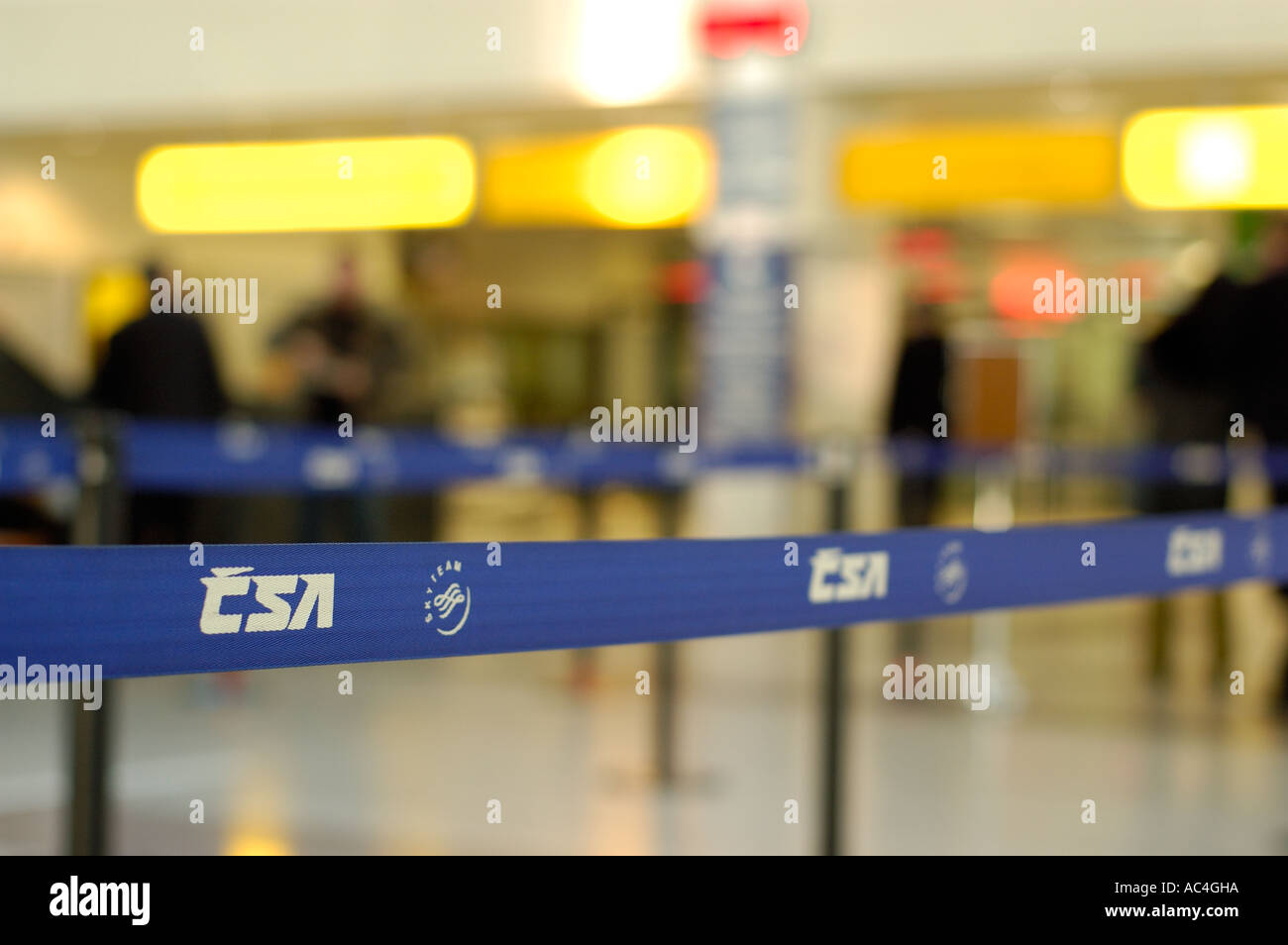 Rope barriers in an airport hi-res stock photography and images - Alamy