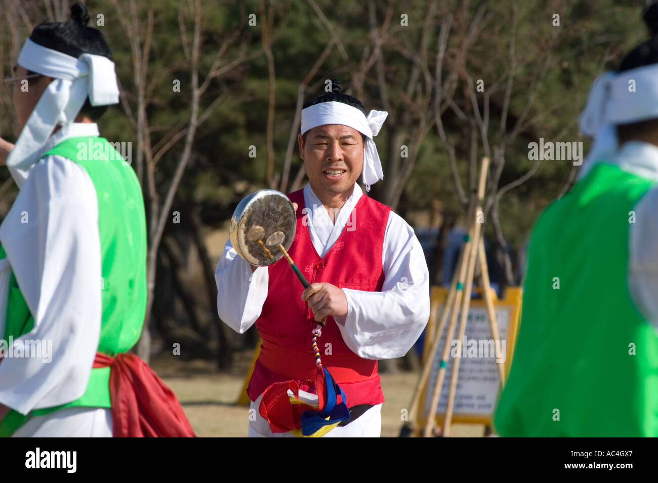 Korean performance art hi-res stock photography and images - Alamy