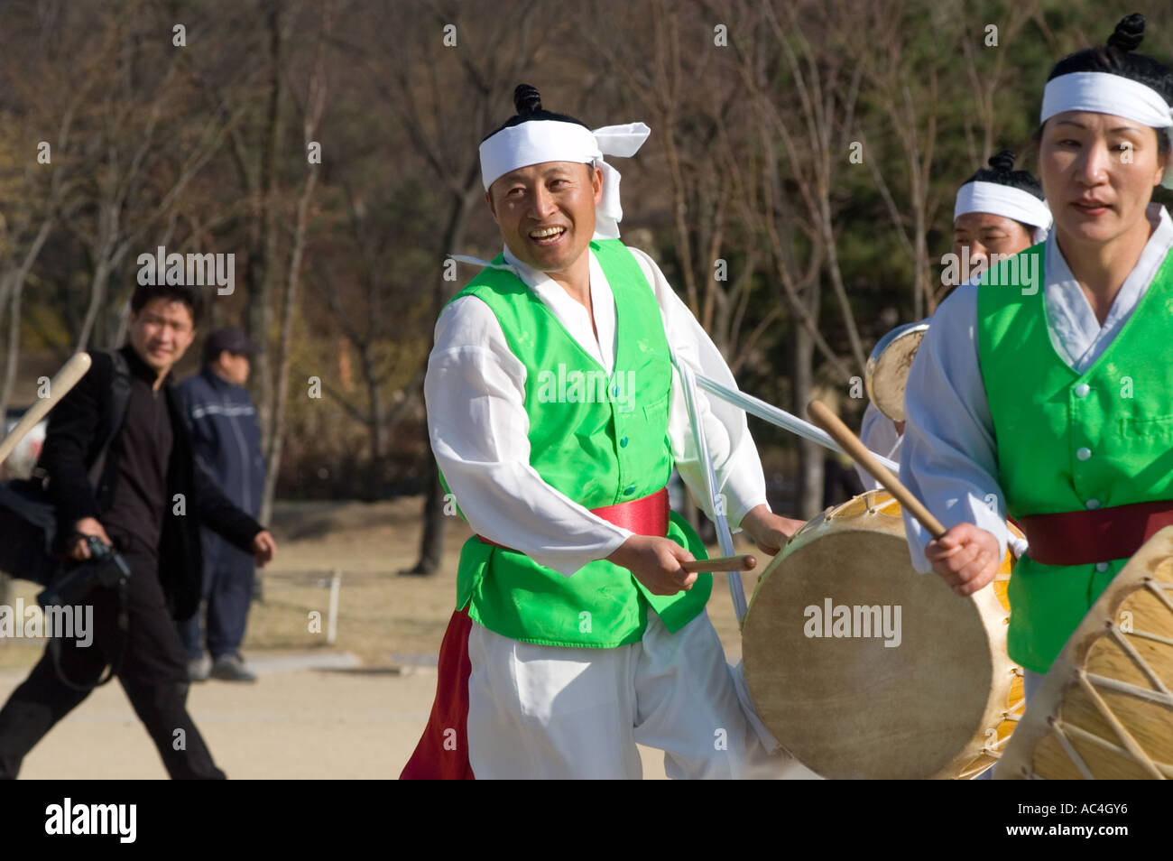 Korean performance art hi-res stock photography and images - Alamy