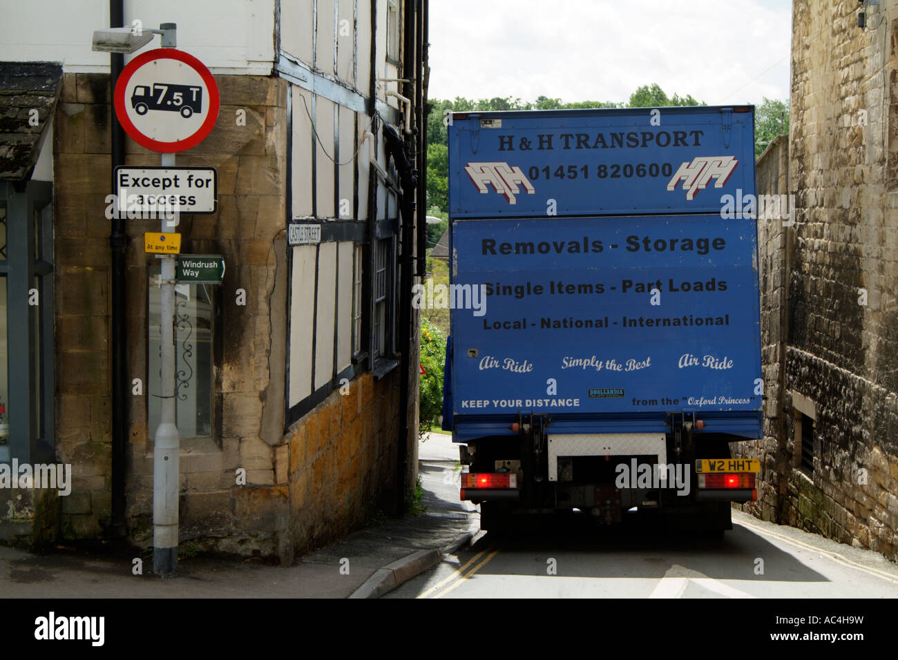 Width restriction Tight fit for removal lorry in this narrow lane in ...