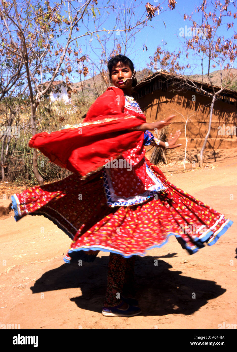 Rajasthan Young Woman sari dance dancing India Stock Photo - Alamy