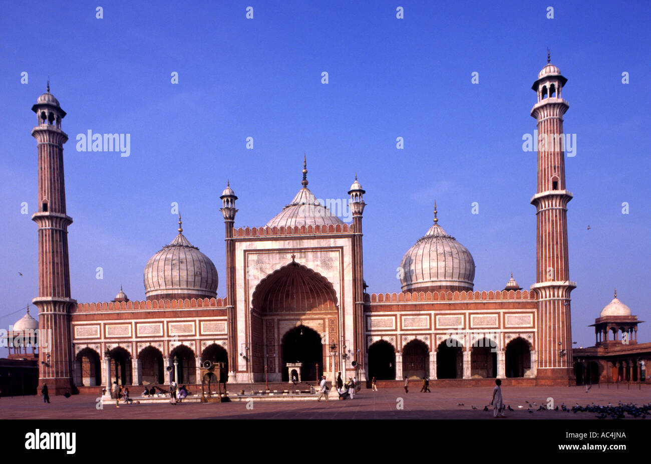 India hindu muslim temple mosque hi-res stock photography and images ...