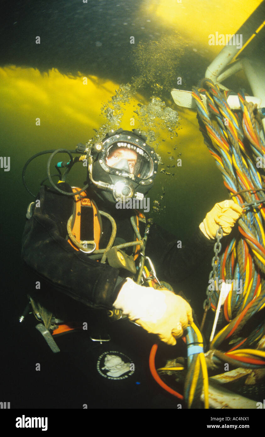 Commercial diver underwater hi-res stock photography and images - Alamy