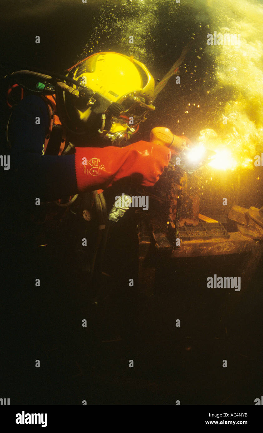 Oil rig uk underwater hi-res stock photography and images - Alamy