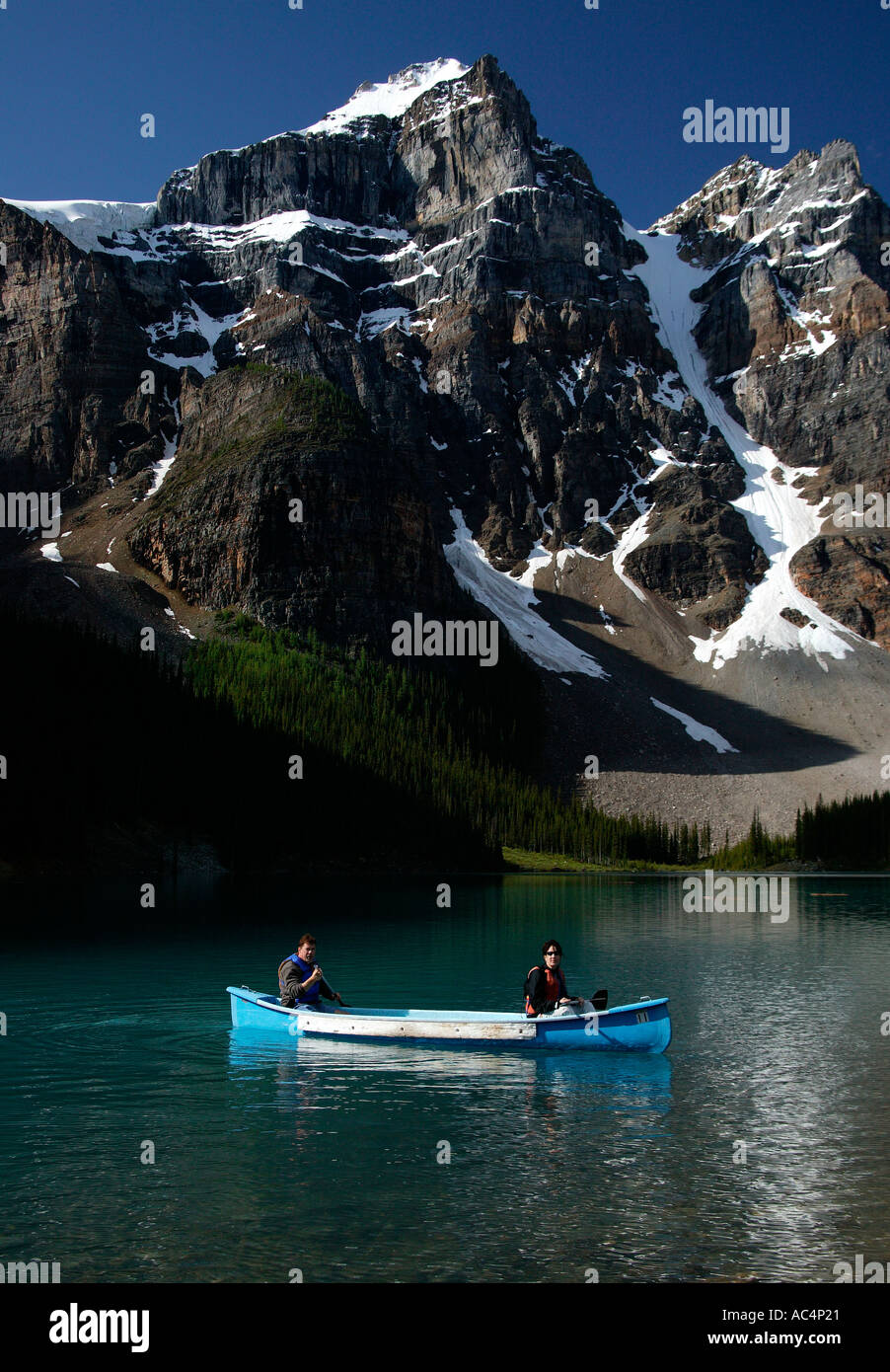 Single canoe hi-res stock photography and images - Alamy