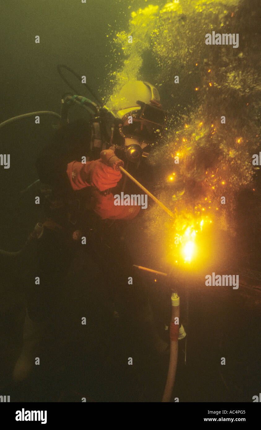Commercial diver welding underwater with oxygen lance Stock Photo - Alamy