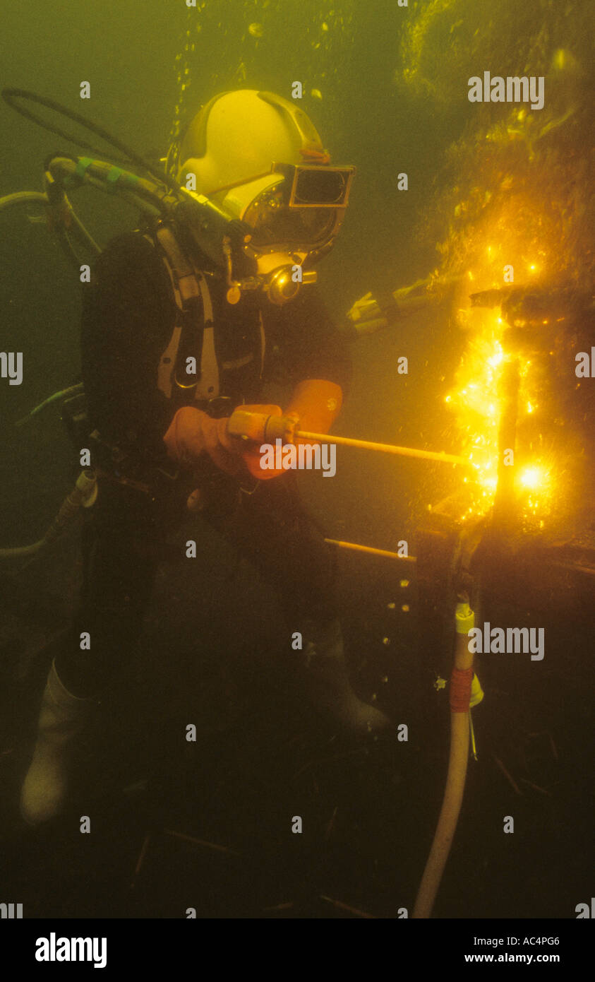 Commercial diver welding underwater with oxygen lance Stock Photo - Alamy