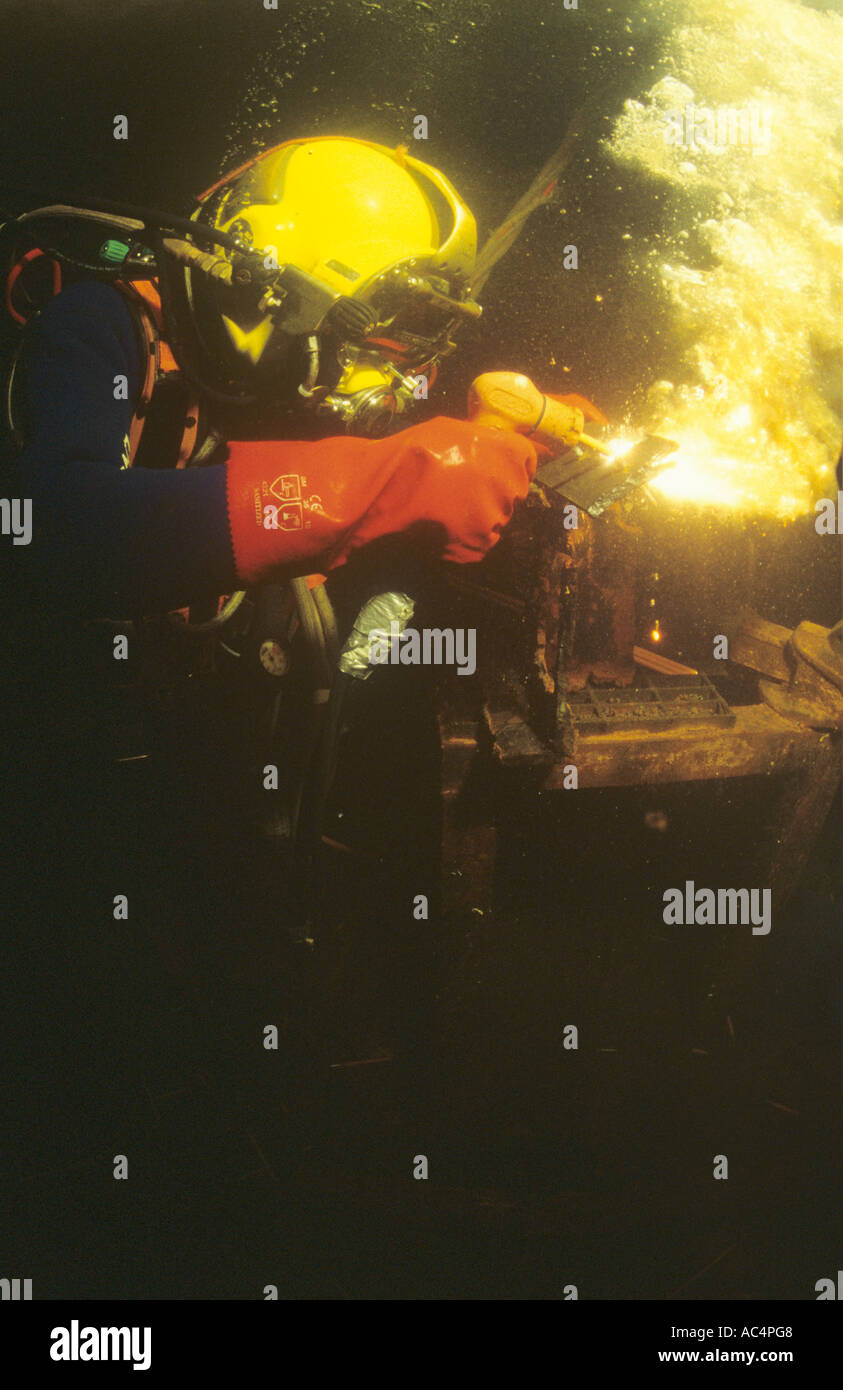 Commercial diver welding underwater with oxygen lance Stock Photo - Alamy