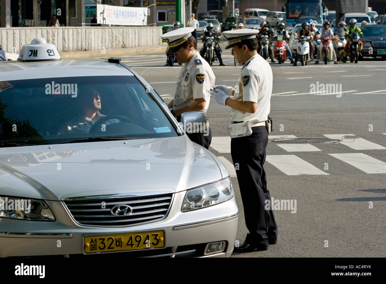 Police Traffic Stop a Taxi Seoul South Korea Stock Photo: 13041270 - Alamy