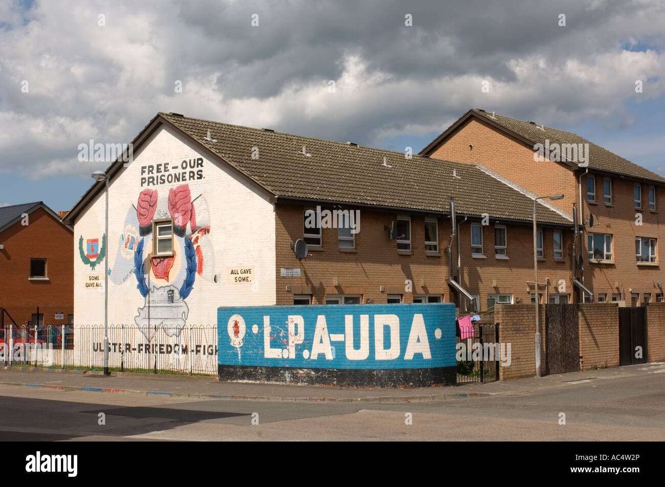 Ulster freedom fighters uff loyalist mural hi-res stock photography and ...