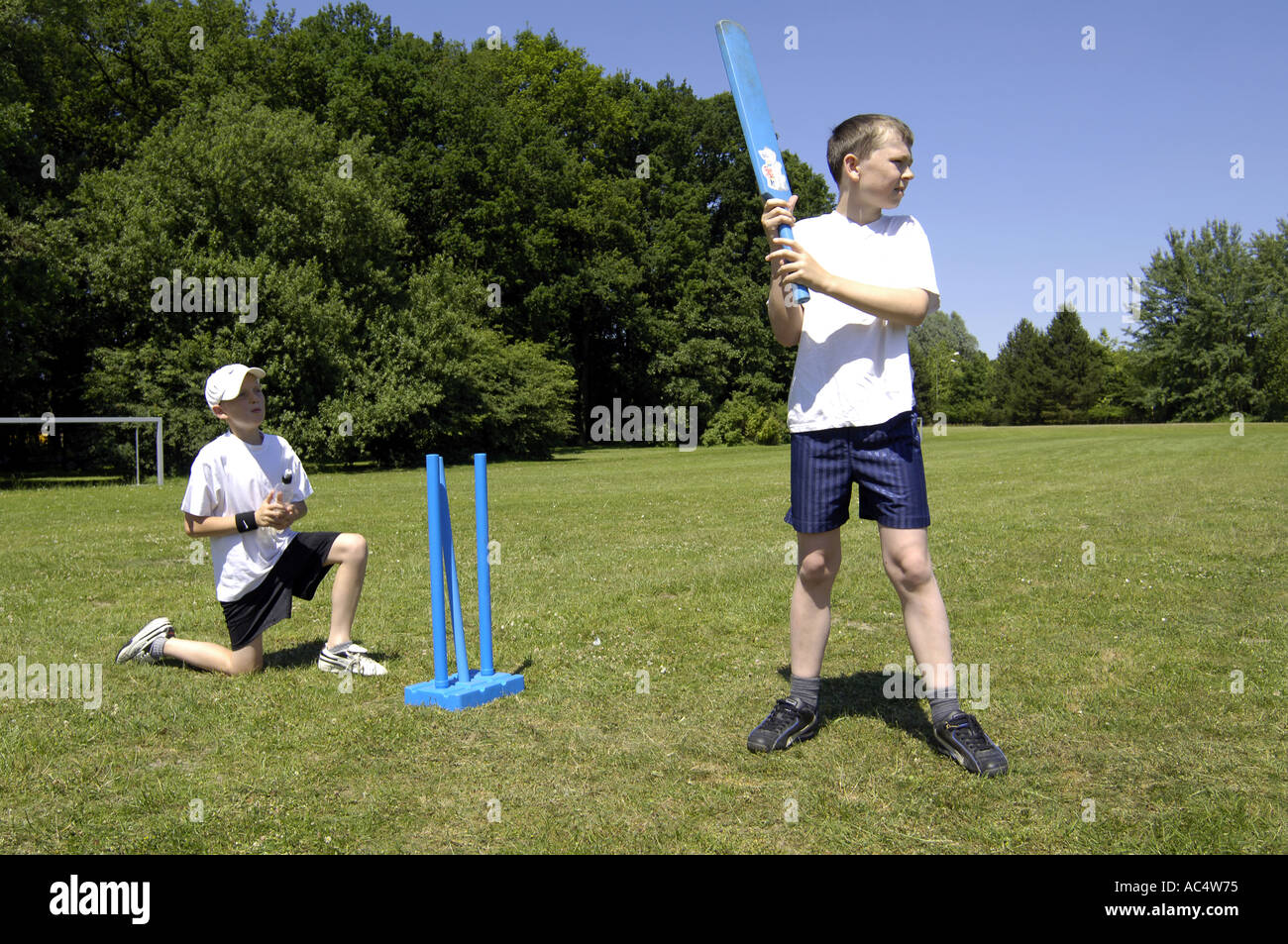 kids cricket quick cricket sports Stock Photo - Alamy