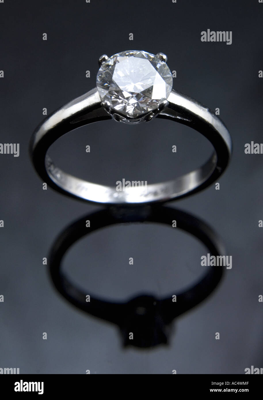 Engagement ring symbols hi-res stock photography and images - Alamy