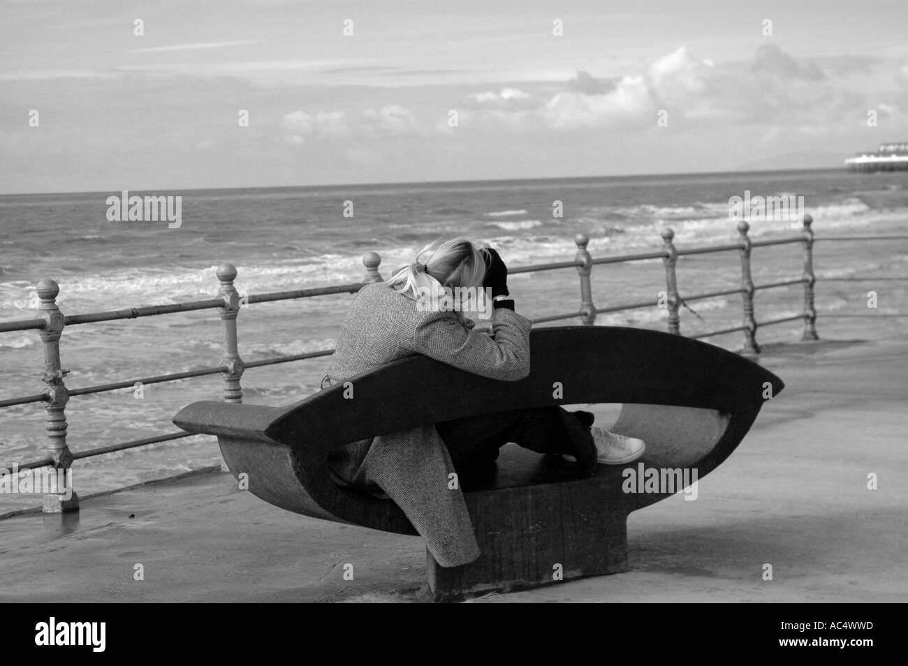 People on benches Black and White Stock Photos & Images - Alamy