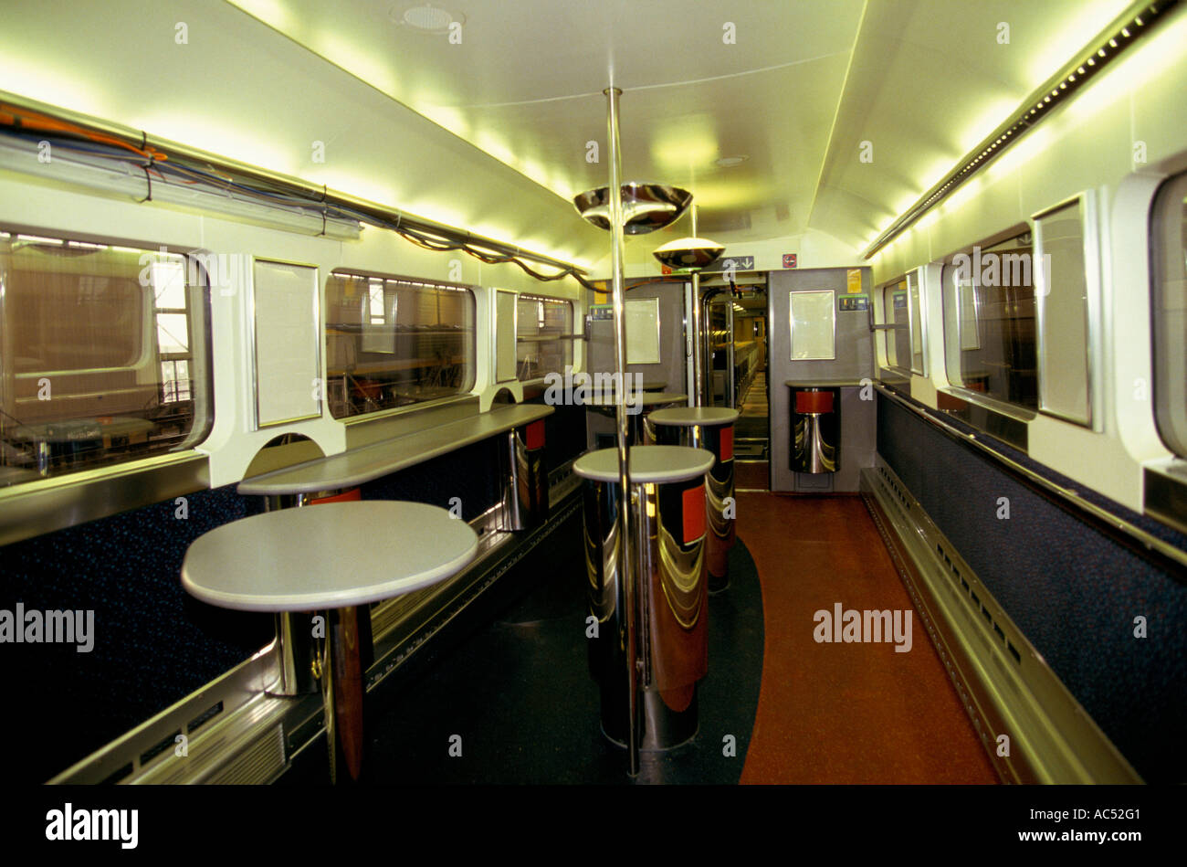 Silver train carriage hi-res stock photography and images - Alamy