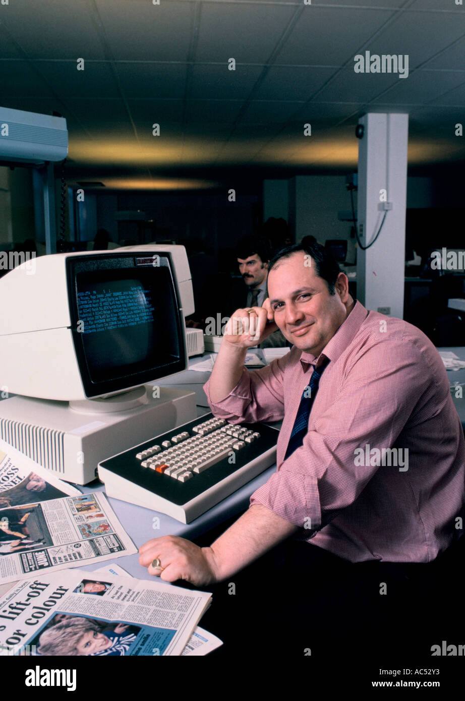 Computer in newsroom hi-res stock photography and images - Alamy