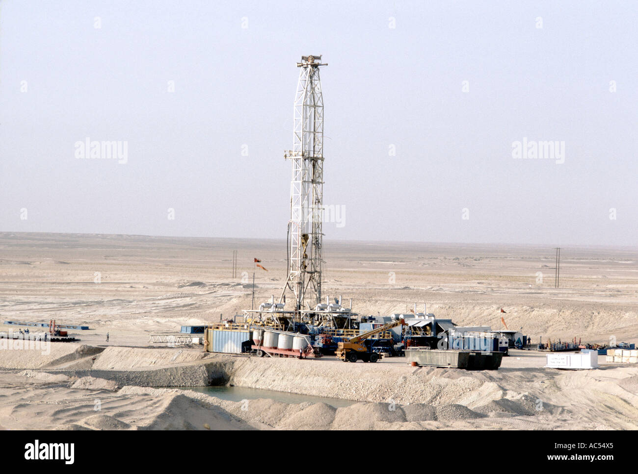 Oil rig middle east hi-res stock photography and images - Alamy