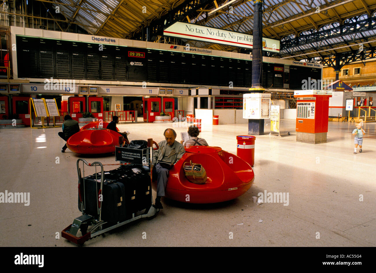 London victoria rail train station hi-res stock photography and images ...
