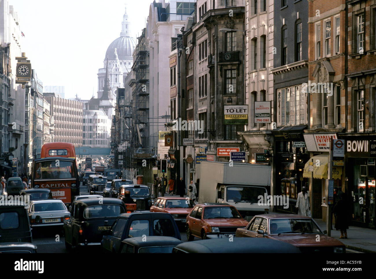 Black cab london street hi-res stock photography and images - Alamy