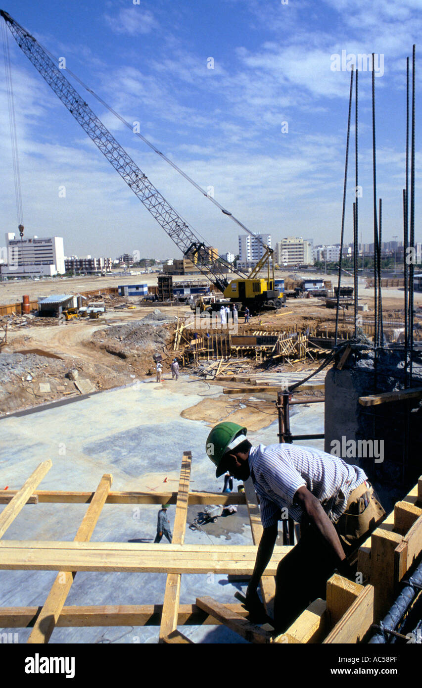 Construction saudi arabia worker hi-res stock photography and images ...