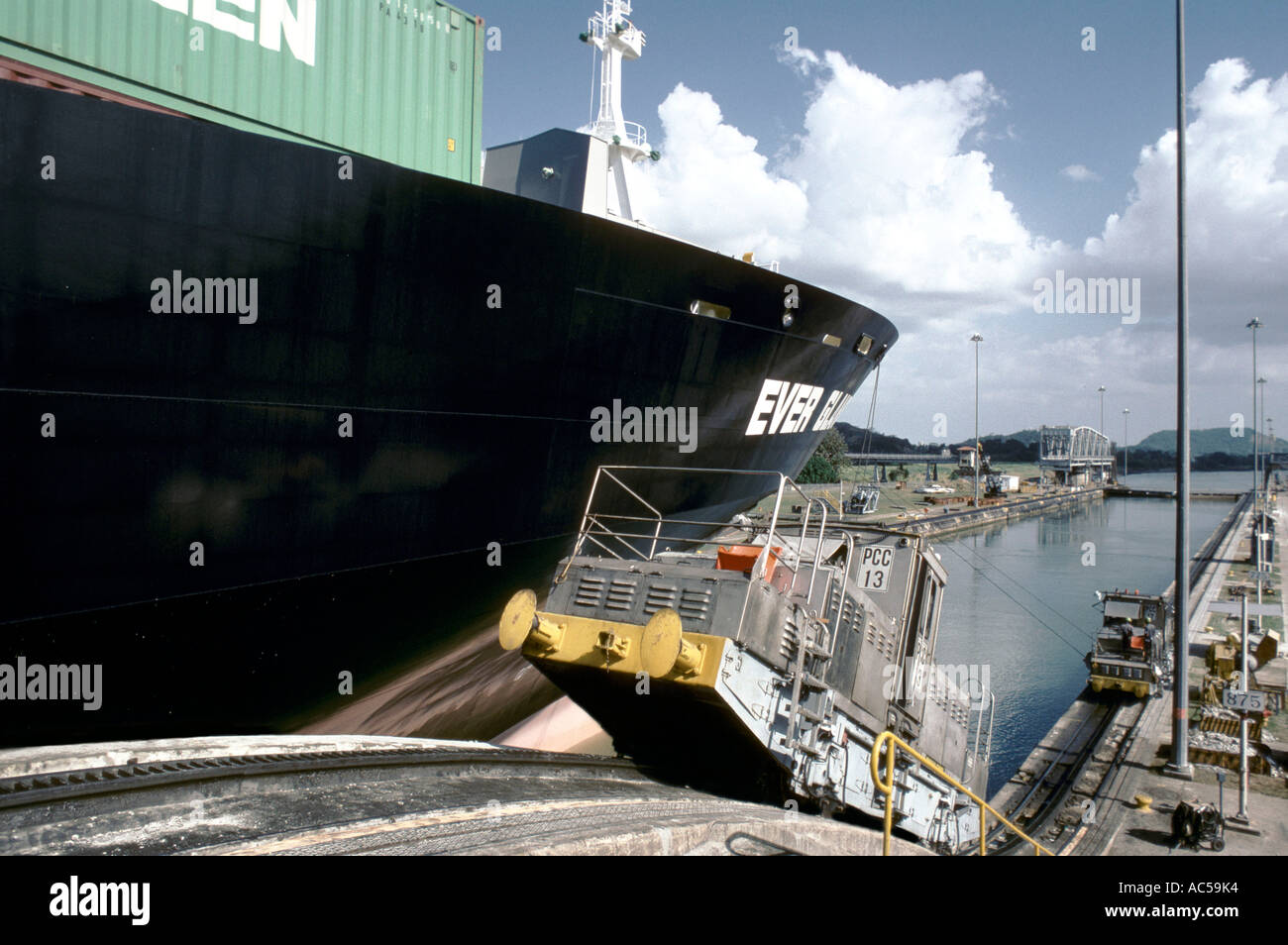 One ship hi-res stock photography and images - Alamy