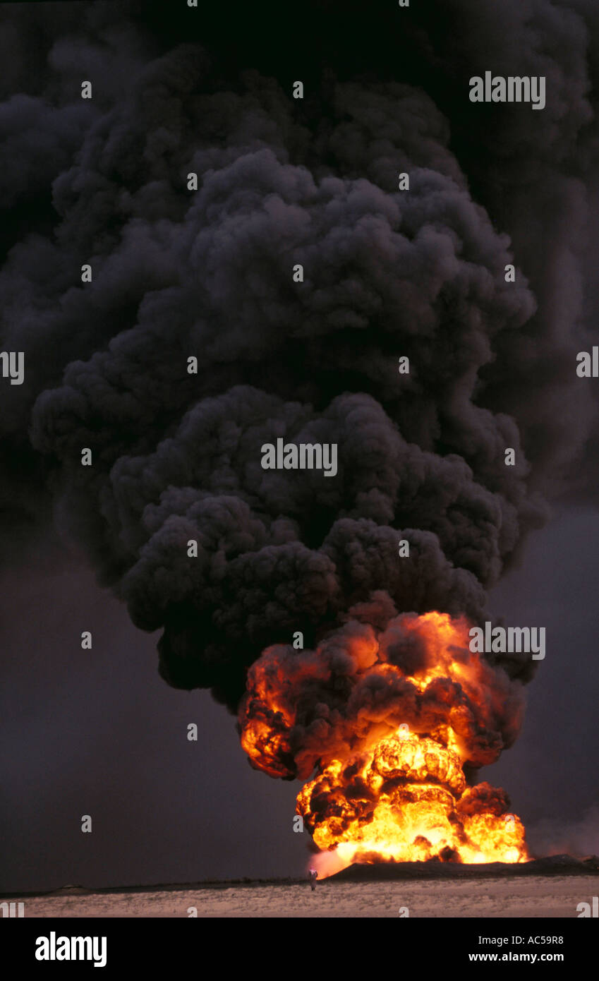 Kuwait oil fire hi-res stock photography and images - Alamy