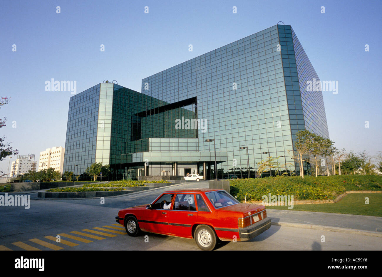 Car outside office hi-res stock photography and images - Alamy