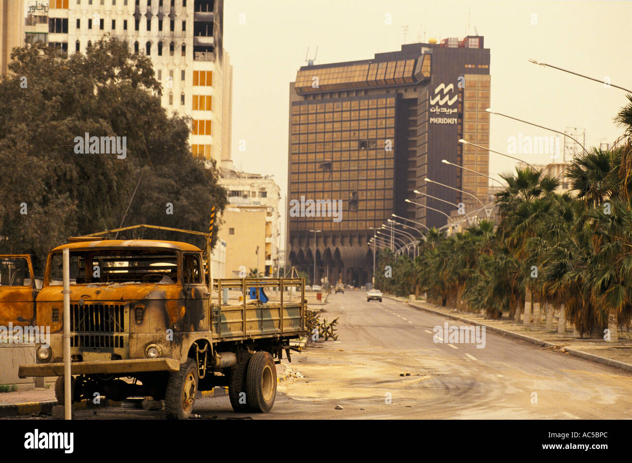Gulf war kuwait city damage hi-res stock photography and images - Alamy