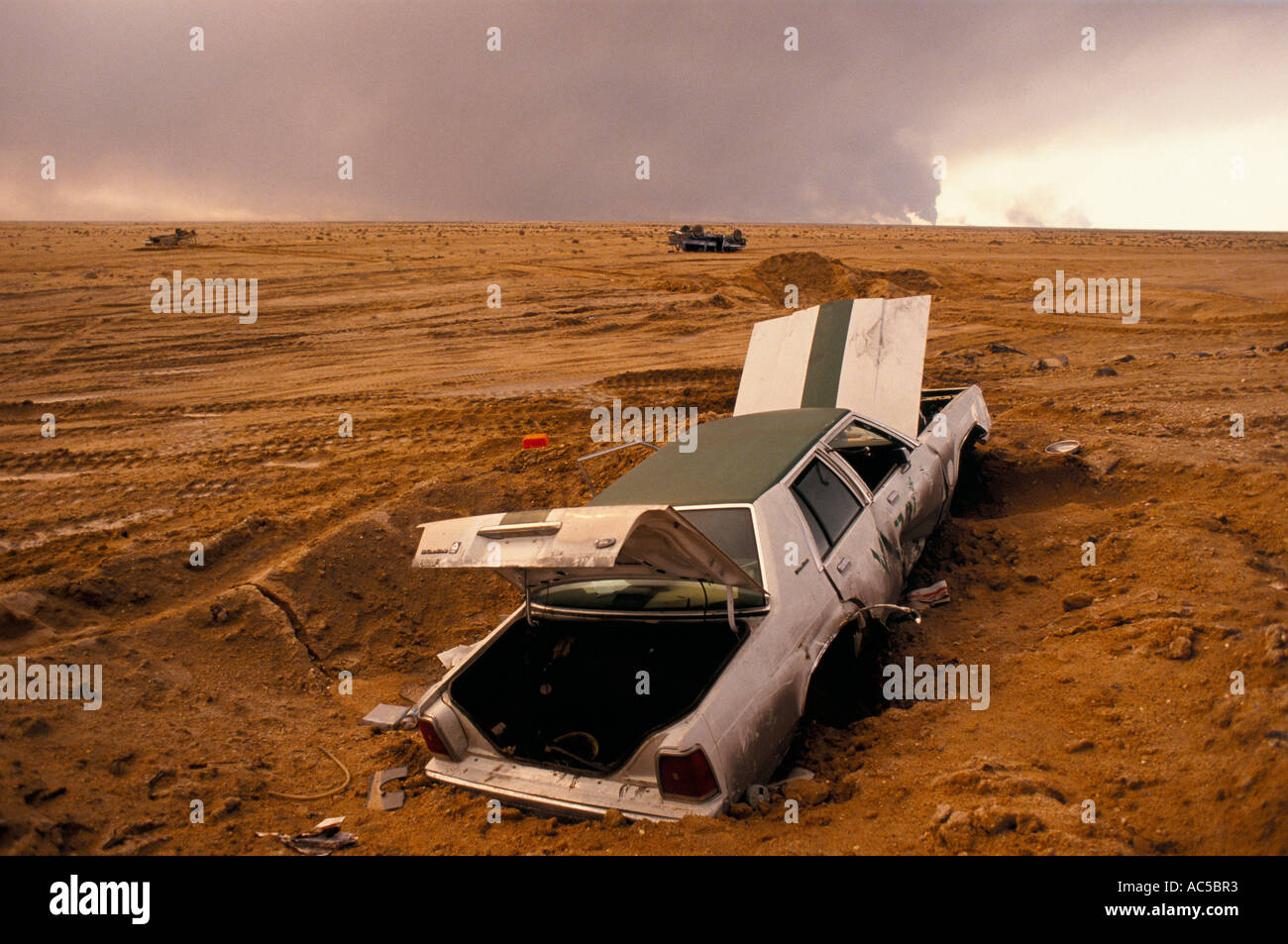 Car desert kuwait hi-res stock photography and images - Alamy